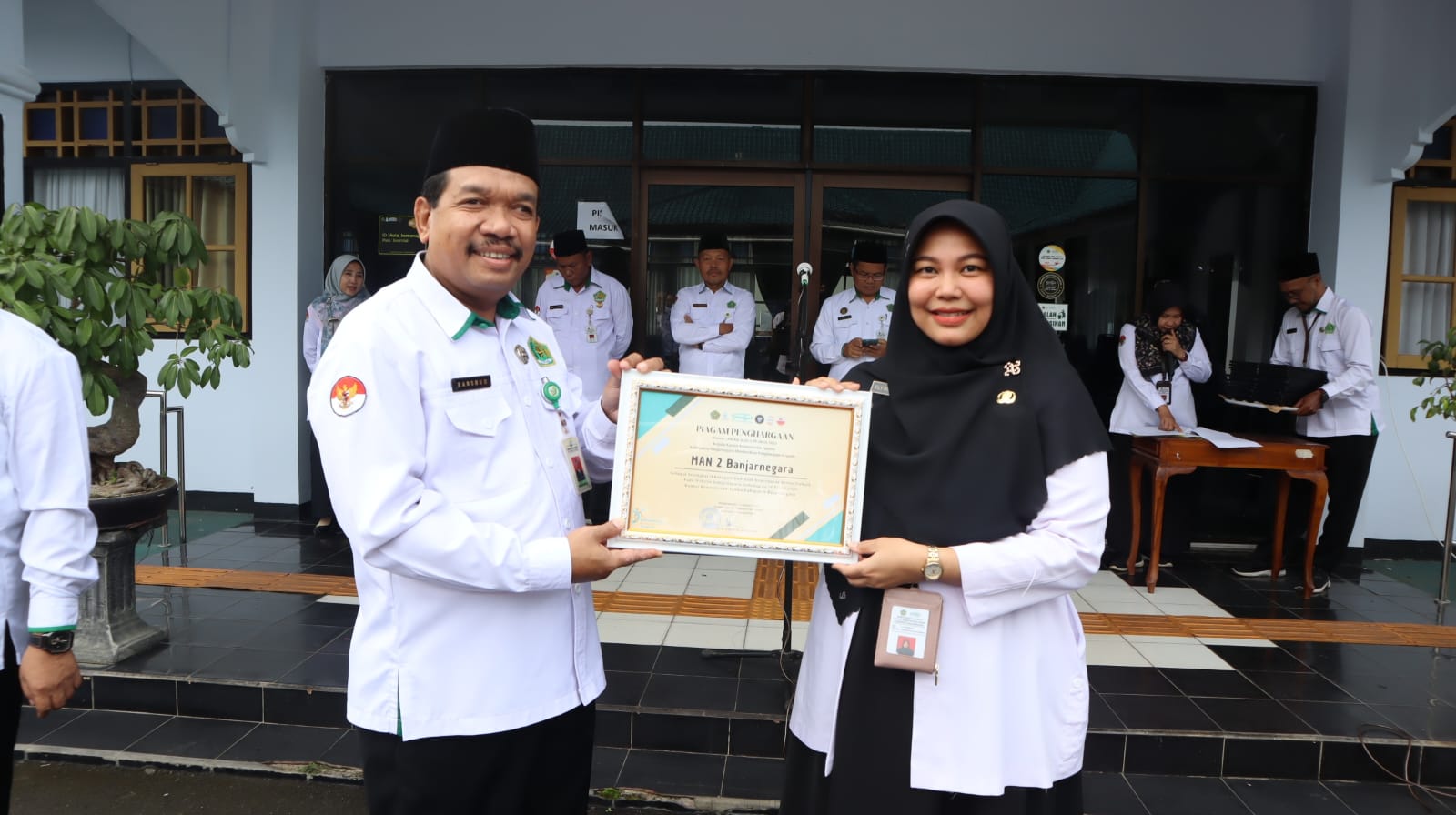 Kado Awal Tahun 2025, MAN 2 Banjarnegara Raih Penghargaan Madrasah ...